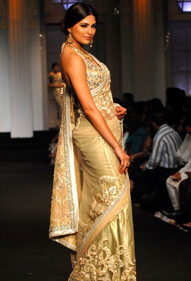 Bridal week: Bipasha Basu dazzles on the ramp - India Today