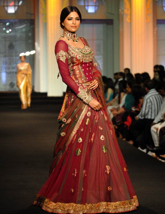 Bridal week: Bipasha Basu dazzles on the ramp - India Today