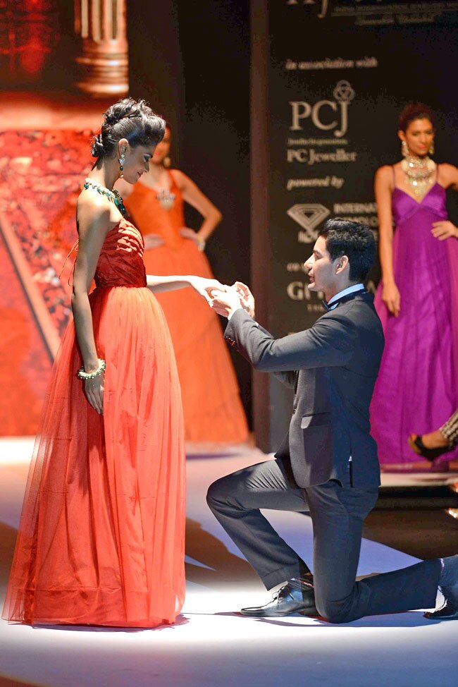 Bollywood celebs walk the ramp at India International Jewellery Week ...