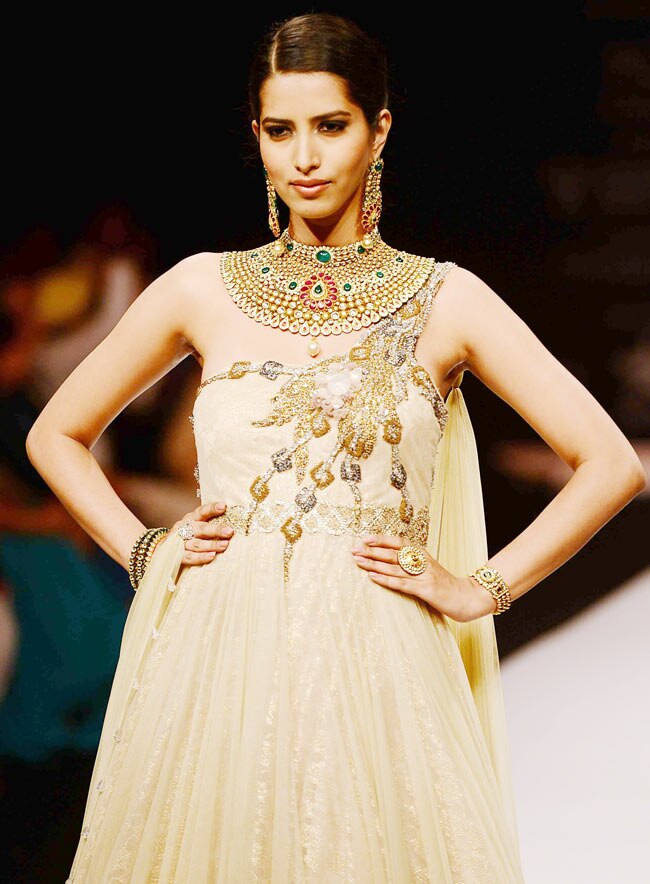 Bollywood celebs walk the ramp at India International Jewellery Week ...
