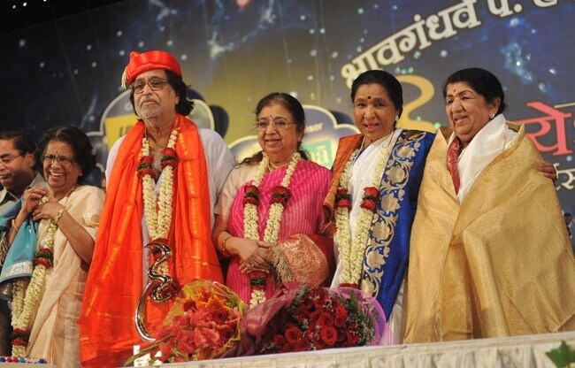 Lata Mangeshkar felicitates sister Asha - India Today