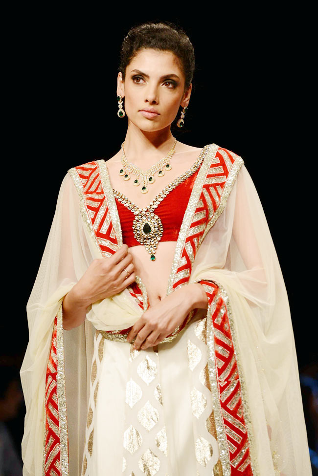 Bollywood celebs walk the ramp at India International Jewellery Week ...