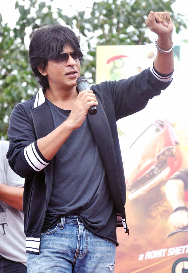 SRK celebrates Independence Day with fans - India Today