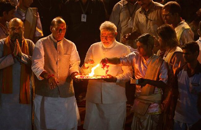 Modi offers prayers at Kashi Vishwanath, attends Ganga aarti - India Today