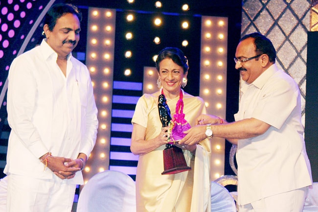Tanuja honoured with Raj Kapoor Lifetime Achievement Award - India Today