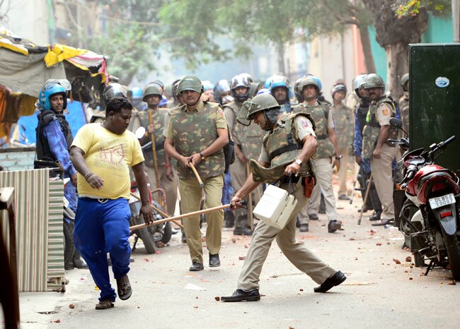 Communal violence grips east Delhi's Trilokpuri area - India Today