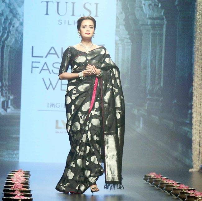 Kareena, Karisma, Ranbir: Kapoors rule the Lakme Fashion Week runway on ...
