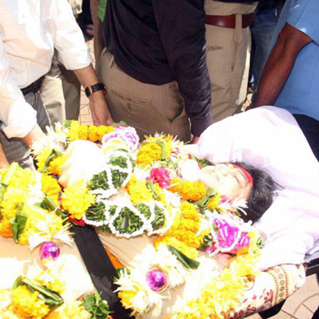 Reema Lagoo funeral: Aamir, Kajol and others pay their last respects ...
