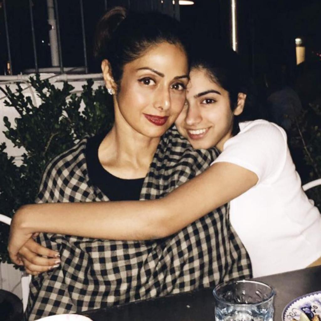 Sridevi with Janhvi and Khushi in rare photos from their childhood. See throwback pics | IndiaToday