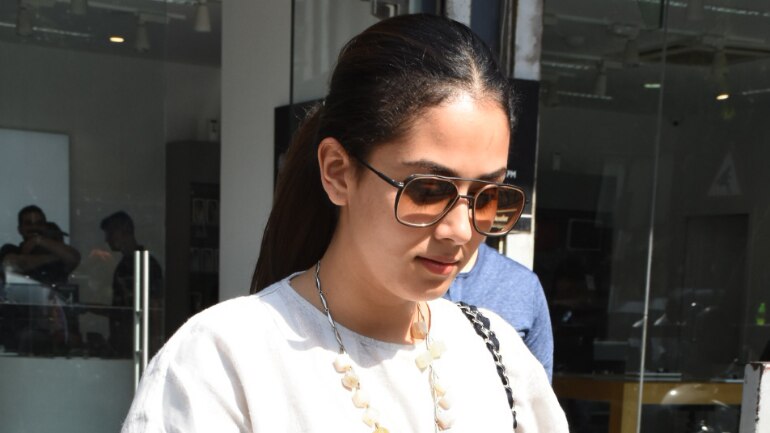 Mira Rajput gives casual look a chic turn with her Rs 2.1 lakh bag. See ...