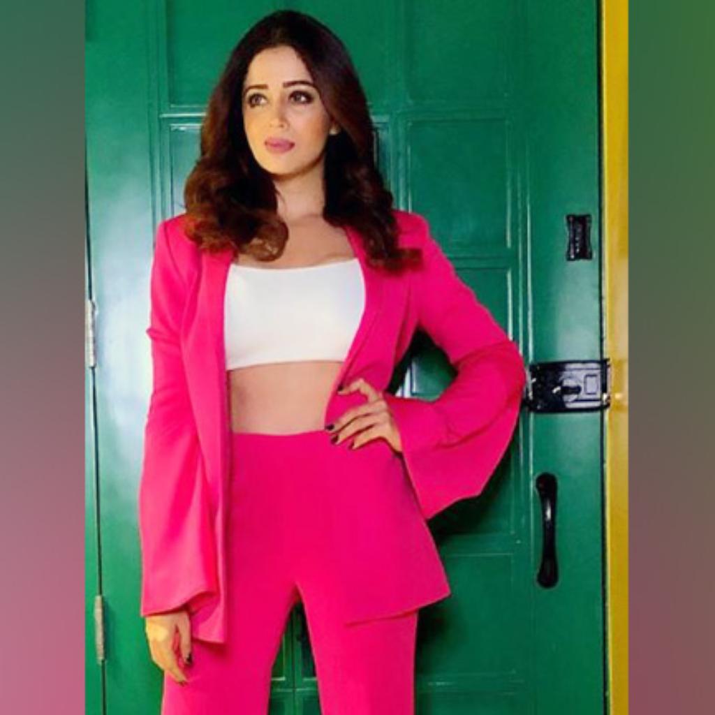 Bigg Boss 12 star Neha Pendse flaunts her curves like never before. See ...