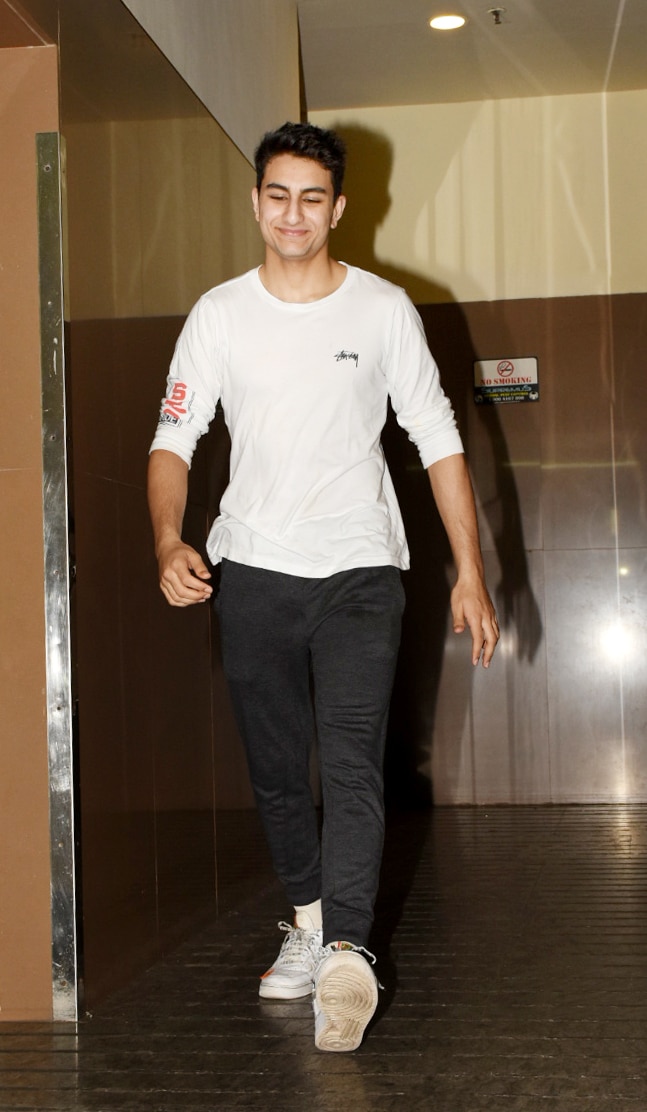 Ibrahim Khan rocks athleisure for movie outing with friends. See pics ...