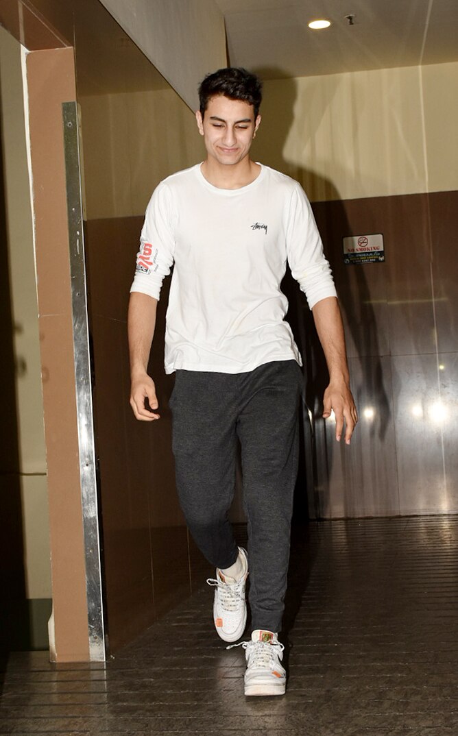 Ibrahim Khan rocks athleisure for movie outing with friends. See pics ...