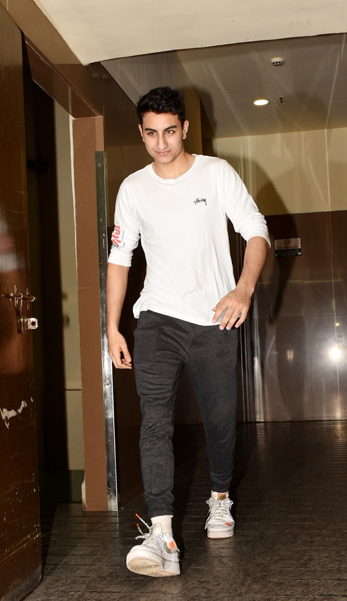 Ibrahim Khan rocks athleisure for movie outing with friends. See pics ...