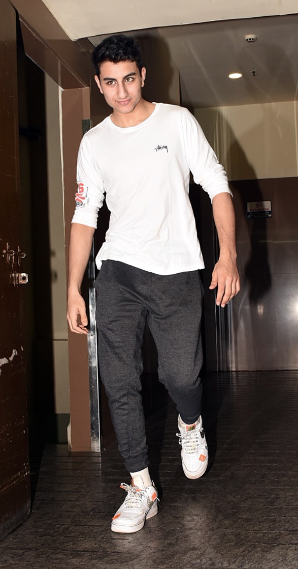 Ibrahim Khan rocks athleisure for movie outing with friends. See pics ...