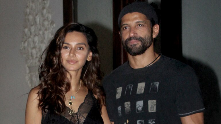 Farhan Akhtar and Shibani Dandekar step out for romantic dinner date ...