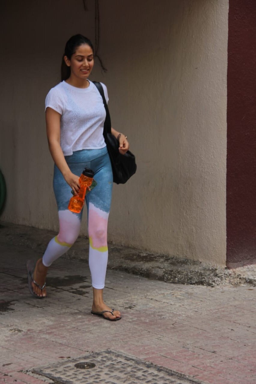 Mira Rajput keeps her gym look simple in basic tee and tights. See pics ...