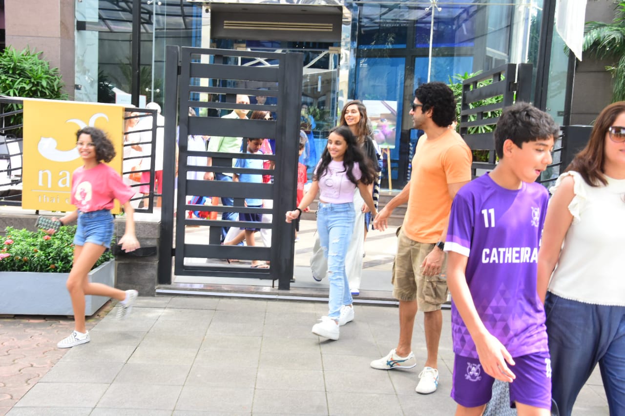 Farhan Akhtar and girlfriend Shibani Dandekar step out for lunch with ...