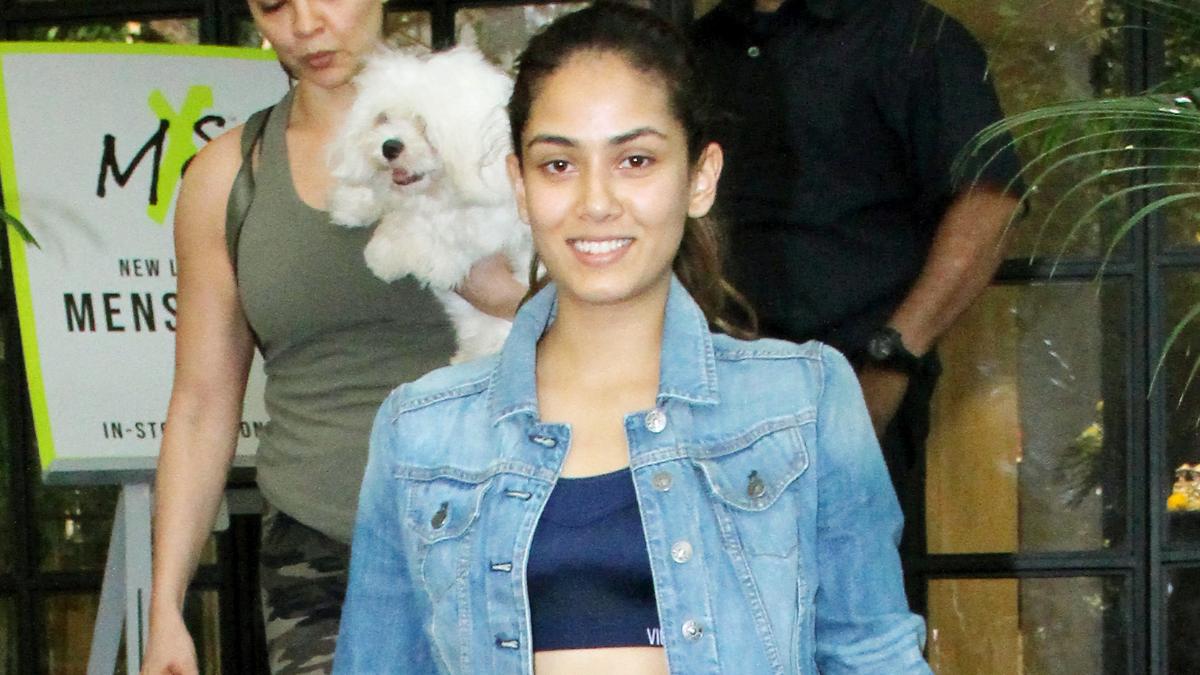 Mira Rajput in sports bra and tights with denim crop jacket does winter ...