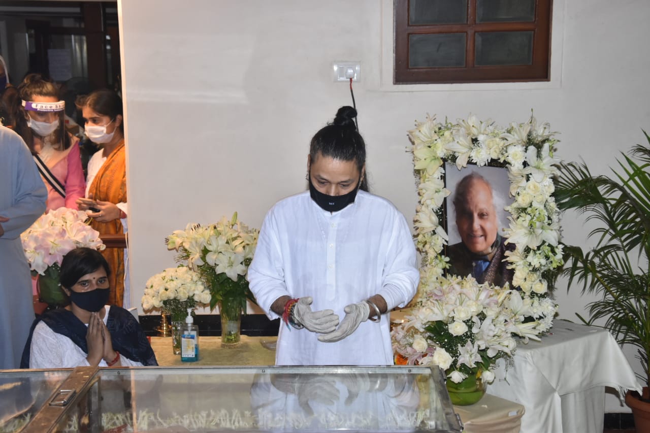 Udit Narayan, Kailash Kher attend Pandit Jasraj’s antim darshan in ...