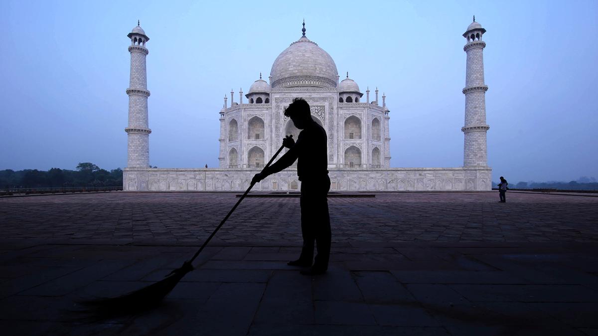 Taj Mahal reopens; protests in Israel; more | World in pictures - India ...