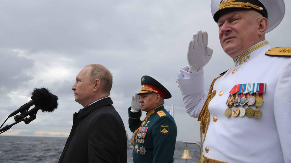 President Vladimir Putin attends parade as Russia celebrates Navy Day ...