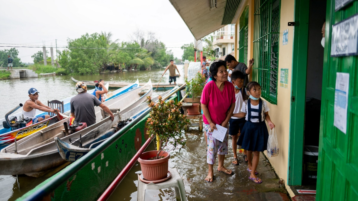 Philippines students take boats to school, study in flooded classrooms ...