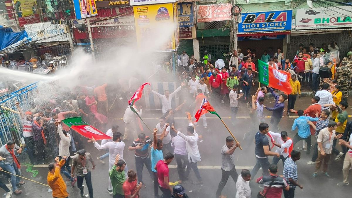 Protesters clash with Bengal Police during BJP’s ‘Nabanna March’ in ...