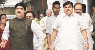 Maha: Munde more popular than Gadkari - India Today