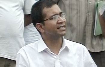 Judge pledges support to Anna, addresses crowd at Ramlila Maidan ...