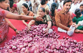 Govt decides to lift ban on onion exports - India Today