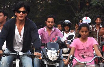 SRK goes cycling with daughter Suhana on Mumbai roads - India Today