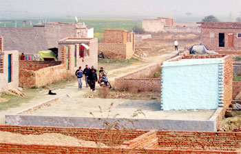 Land mafia grabs Noida riverfront - India Today