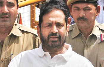 Cong neck deep in muck with its head in the sand - India Today