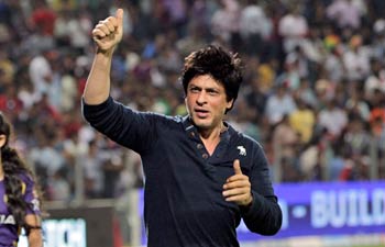 Now, SRK shows his shoe to crowd at Pune stadium - India Today