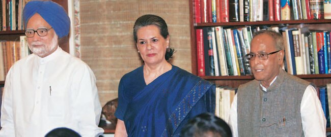 Pranab gets touching farewell at Cong meet - India Today