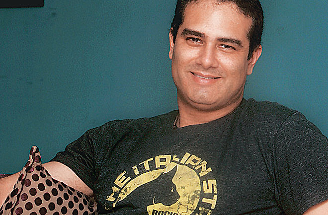 Capeless Hero of Mumbai Railway Tracks - India Today