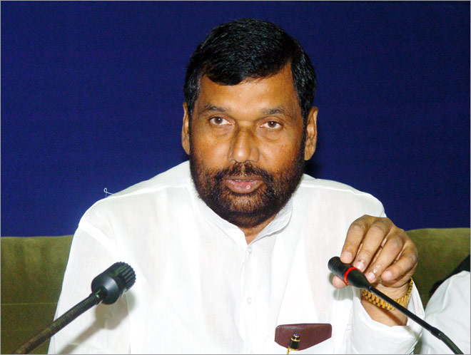 Paswan and son pitch for Rahul Gandhi as PM candidate - India Today