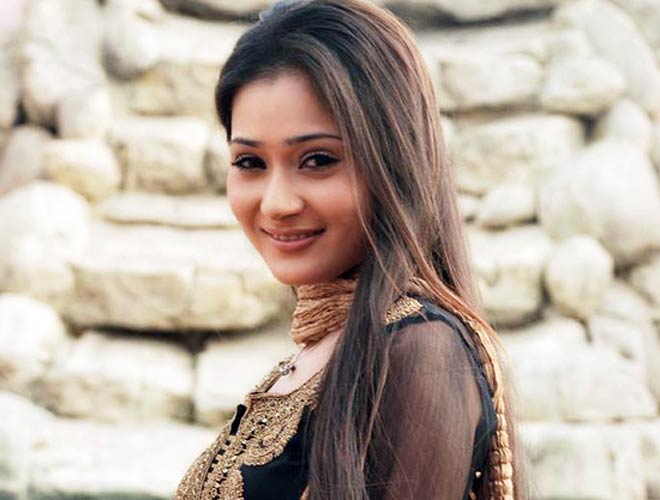 Actor Sara Khan's vehicle overturns, no casualties - India Today