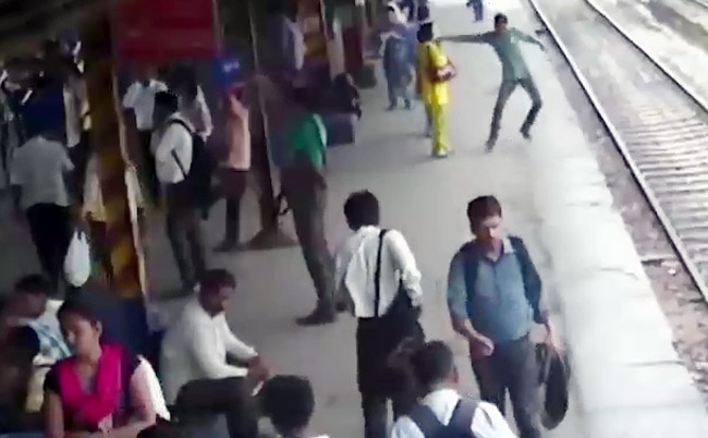CCTV catches man snatching chain from woman at Mumbai station - India Today