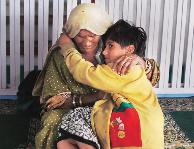 Hopes sink as corpses float on sumberged Srinagar roads - India Today