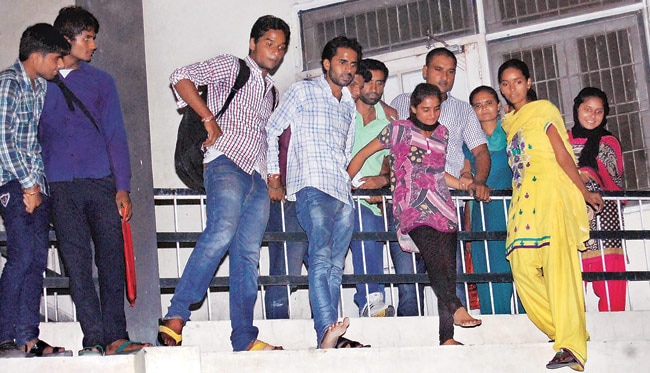 UP students protest in 'Sholay' style - India Today