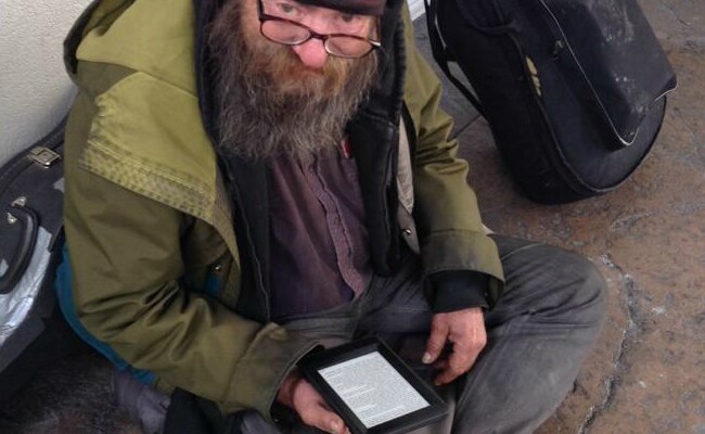 Good Samaritan gives homeless man an Amazon Kindle - India Today