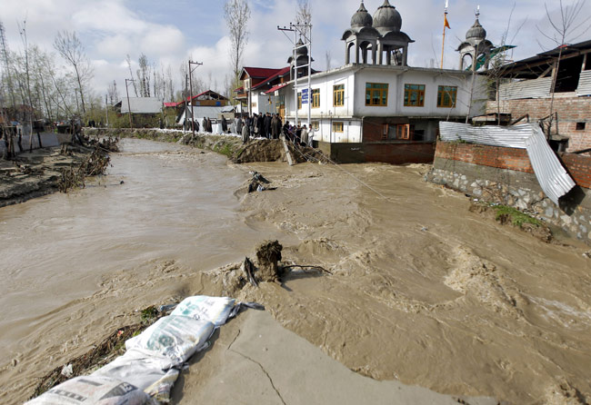 Srinagar floods: 10 people buried alive in house due to landslide ...