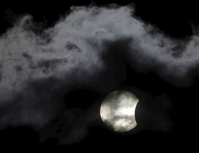 Eclipse sweeps across Atlantic, visible only from remote islands ...