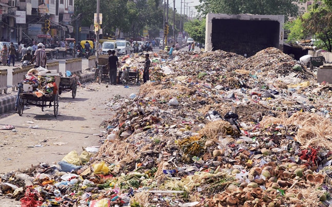 Delhi garbage crisis: LG clears funds for workers, AAP fumes - India Today