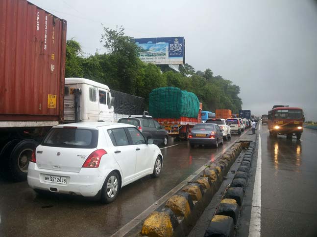 Landslide halts expressway traffic near Khandala - India Today