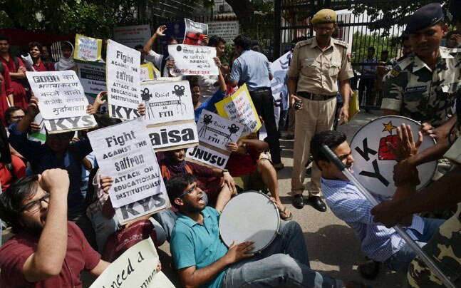 FTII protest against Chauhan reaches Delhi - India Today
