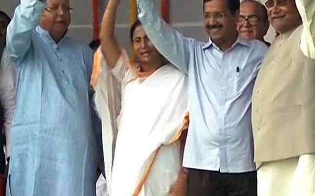 Mamata's support to Nitish gets her saree from Rabri Devi - India Today