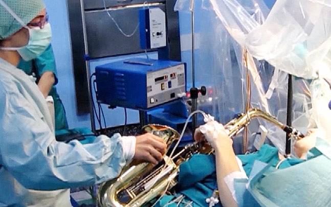 WATCH: Patient plays saxophone while his brain is being operated ...